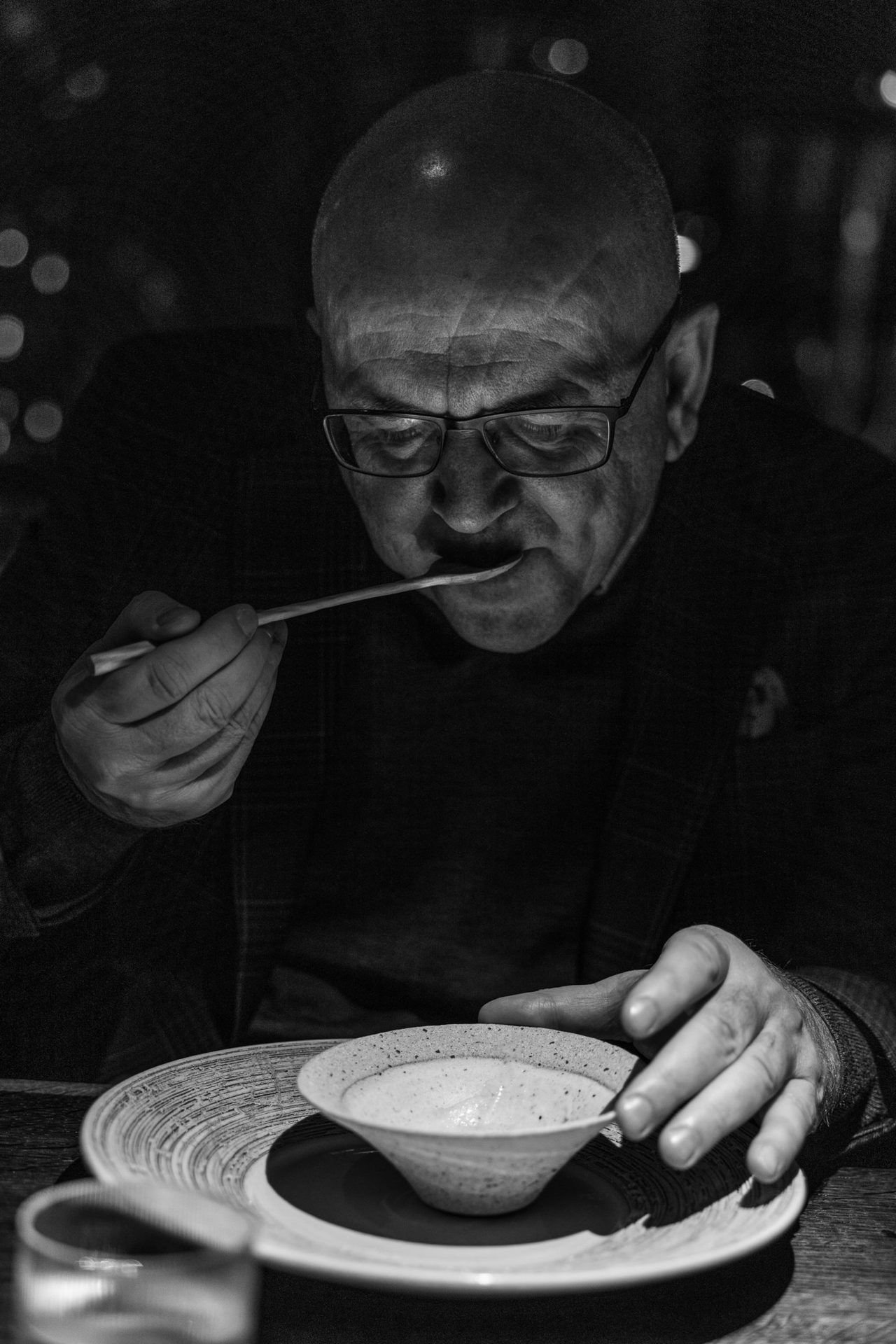 Rune Rake (60) bruker alt han tjener på mat og vin.