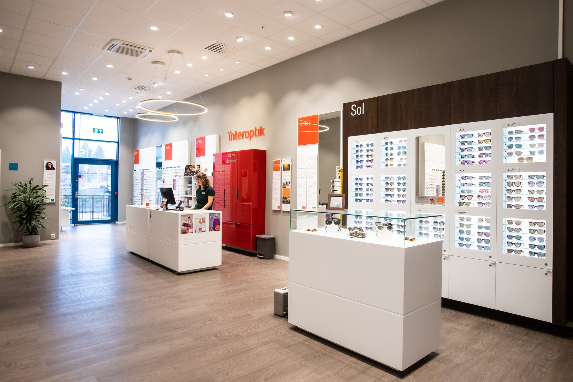 ANNONSØRINNHOLD Kristin bekjemper nærsynthet blant unge