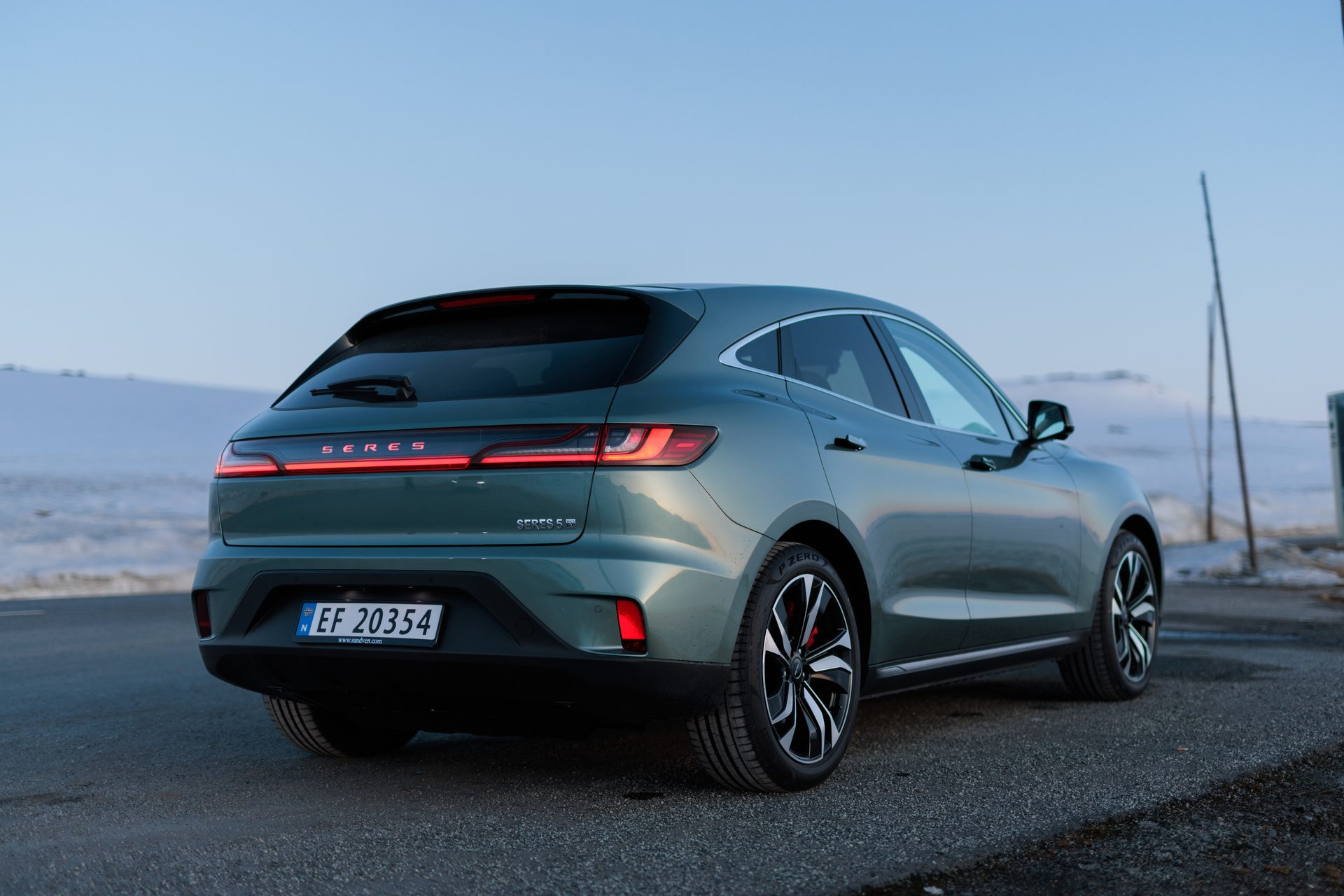 Annonsørinnhold: Endelig er premiumbilen Seres 5 i Norge: – Her får du mye for pengene