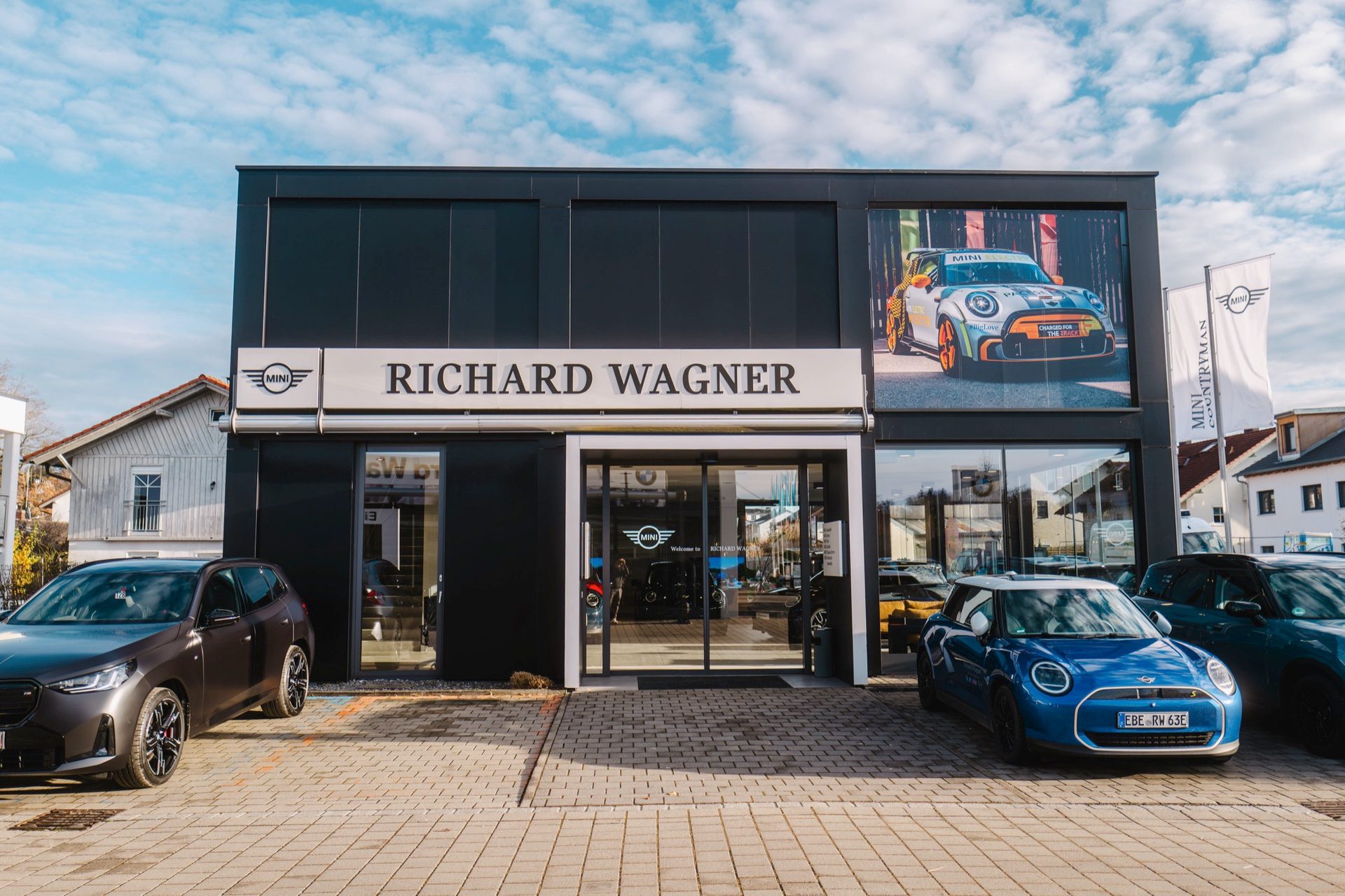 MOTORHEIMAT: Wie sich Autohaus Schwarz und Autohaus Wagner zusammen neu orientieren – story.ovb ...